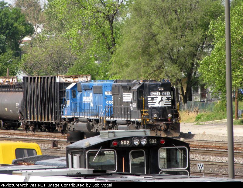 NS 5225 and CSX 8817